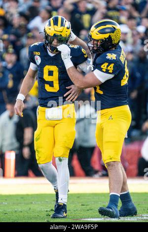 Michigan Wolverines tight end Max Bredeson (44) catches a pass during ...