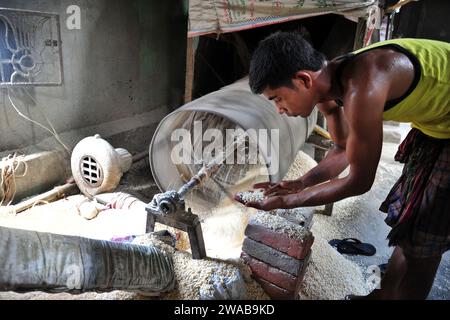 Bangladeshi worker works in a puffed rice factory in Dhaka City in ...