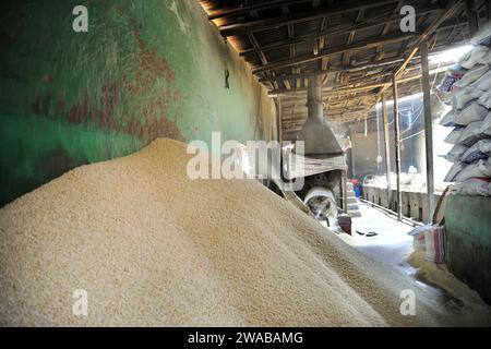 Bangladeshi worker works in a puffed rice factory in Dhaka City in ...