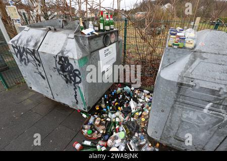 Werstoff-Depot, Ueberfuellte Überfüllte Altglas Container in Siegen, Hambergstraße das Altglas ...