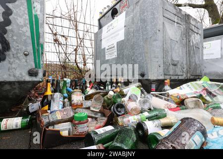 Werstoff-Depot, Ueberfuellte Überfüllte Altglas Container in Siegen, Hambergstraße das Altglas ...