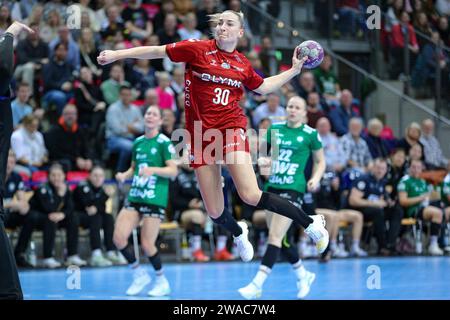 Jenny Behrend (VfL Oldenburg, #30) during the jump shot RK Dalmantinka ...