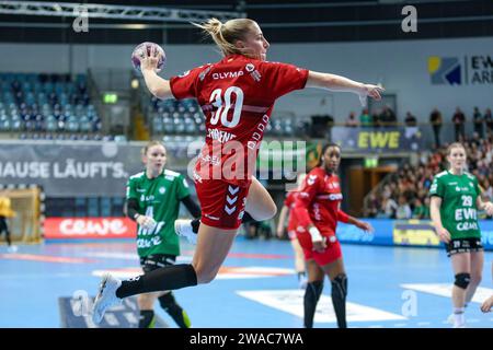 Jenny Behrend (VfL Oldenburg, #30) during the jump shot RK Dalmantinka ...