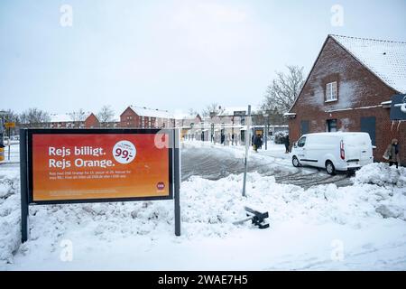 Ringsted, Dänemark. 4. Jänner 2024. Schneebedeckter Hauptbahnhof von ...