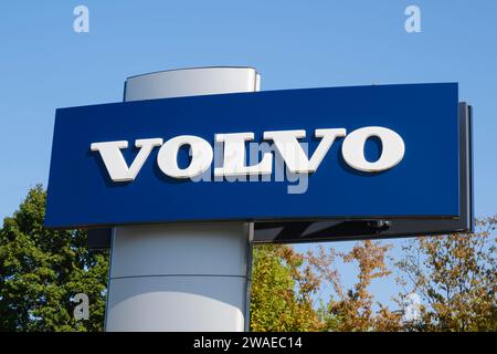 Company sign and logo of car company Volvo Stock Photo - Alamy