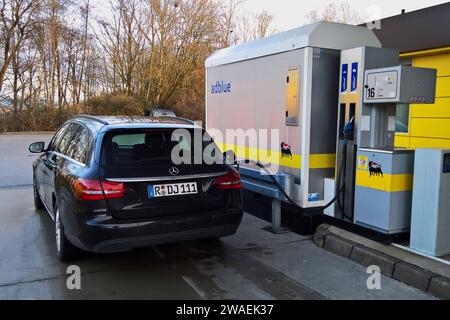 Shell Tankstelle Mit Adblue Zapfsaule In Der Nahe