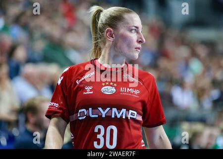 Jenny Behrend (VfL Oldenburg, #30) during the jump shot RK Dalmantinka ...