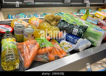 Lebensmittel werden immer teurer. Waren,Gueter,Lebensmittel liegen auf einem Kassenband an einer ...