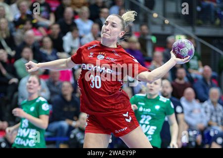 Wurf Jenny Behrend (30, VfL Oldenburg) Foto: Eibner Pressefoto/Felix ...