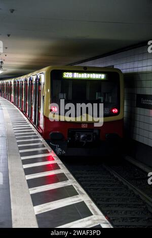 Eisenbahnverkehr am Bahnhof Berlin Friedrichstraße - Regionalexpress ...