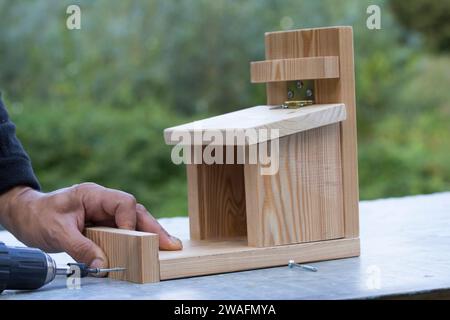 Futterhäuschen für Eichhörnchen selber bauen, Futterhaus, Futterkasten ...