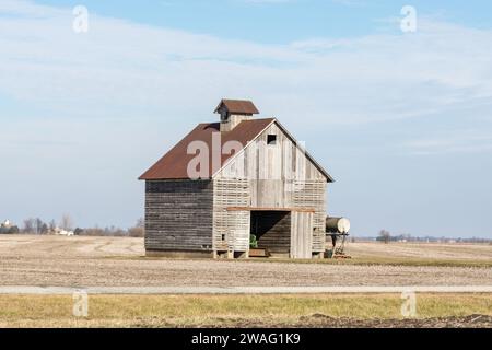 Corn Crib style barn in rural Livingston county, Illinois, USA Stock ...