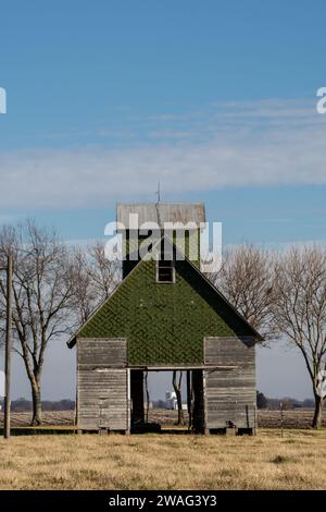 Corn Crib style barn in rural Livingston county, Illinois, USA Stock ...
