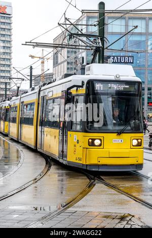 Straßenbahn der BVG auf dem Alexanderplatz Linie M5 - Hohenschönhausen ...