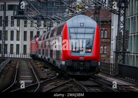Eisenbahnverkehr am Bahnhof Berlin-Friedrichstraße. Regionalexpress Zug ...