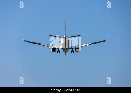 Aereo in atterraggio a Milano Malpensa Stock Photo - Alamy