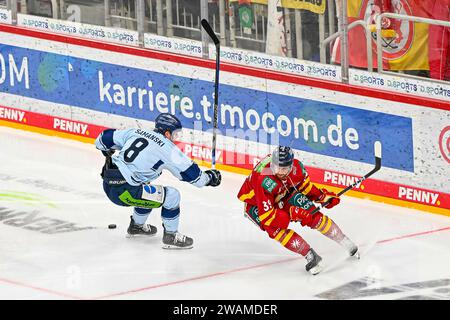 Joshua Samanski (Straubing Tigers) im Duell mit Stefan Loibl (Adler ...