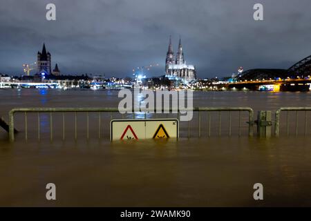 Die Hochwasser Scheitelwelle erreicht Köln am Abend. Bei Pegel 822cm ...