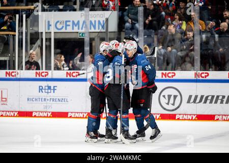 Marcus Weber (24, Nuernberg Ice Tigers, NIT ) Chris DeSousa (82, EHC ...