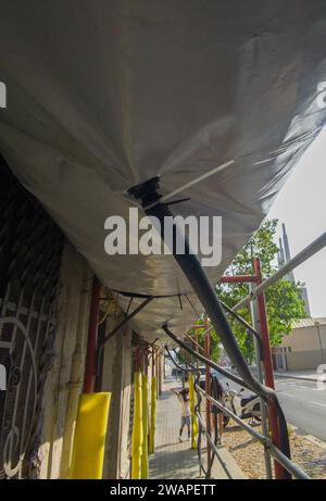 Scaffold equipped with pedestrian protection devices. Dust collection ...