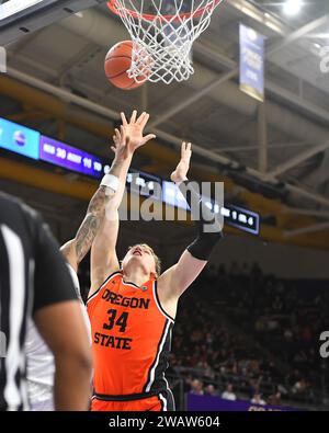 Oregon State Beavers forward Tyler Bilodeau (34) attempts a free throw ...