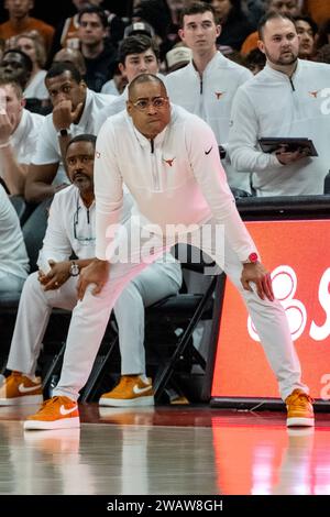 Texas head coach Rodney Terry speaks during the first half of an NCAA ...
