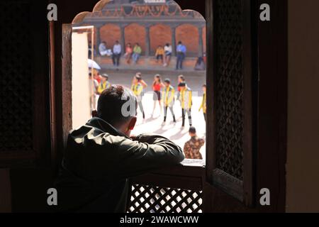 Newar style window in bhaktapur durbar square Stock Photo - Alamy