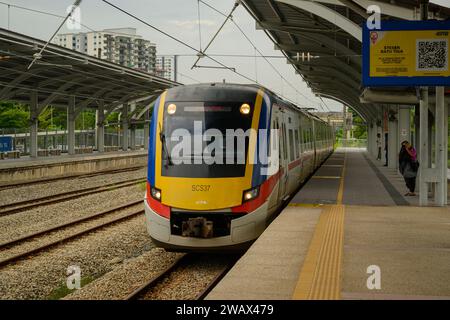 An arriving KTM Komuter train at Batu Tiga Station, Shah Alam, Selangor, Malaysia Stock Photo ...