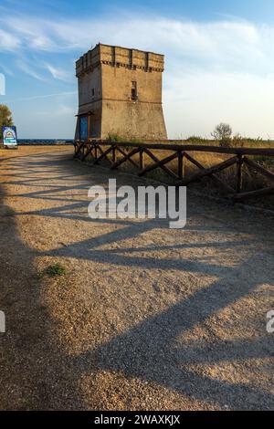 Torre Chianca a Porto Cesareo in Puglia, Italia Stock Photo - Alamy