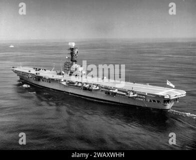 HMAS Melbourne (R21) underway at sea on 13 December 1955 Stock Photo ...