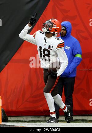 Cleveland Browns wide receiver David Bell (18) warms up before an NFL ...
