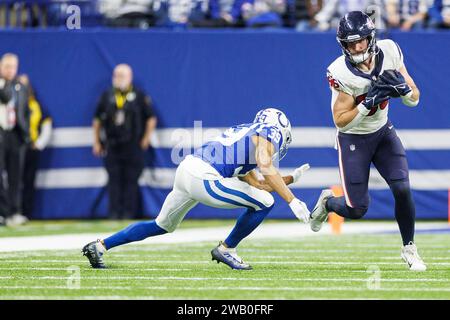 Houston Texans defensive end Darrell Taylor (52) arrives for the team's ...
