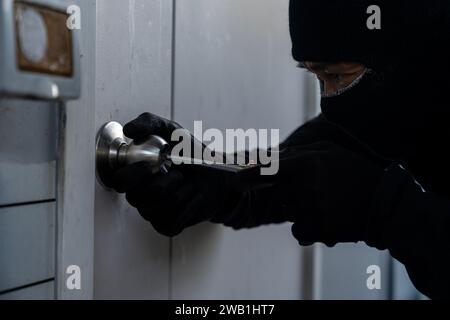 Burglar forcing open a house door Stock Photo - Alamy