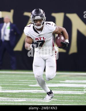 Atlanta Falcons running back Bijan Robinson (7) and quarterback Michael ...
