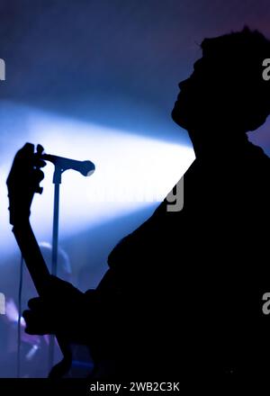 silhouette of male singer singing with microphone Stock Photo - Alamy