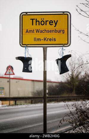 Spannende Schuhe An Ortsschild Hngen Bilder