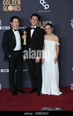 Steven Yeun, Lee Sung Jin und Ali Wong mit dem Preis für die beste Mini-Serie Beef bei der ...