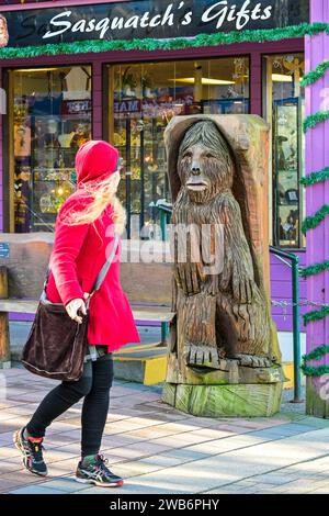 Storefront Sasquatch, Bigfoot wood carving, Sasquatch's Gifts, Harrison ...