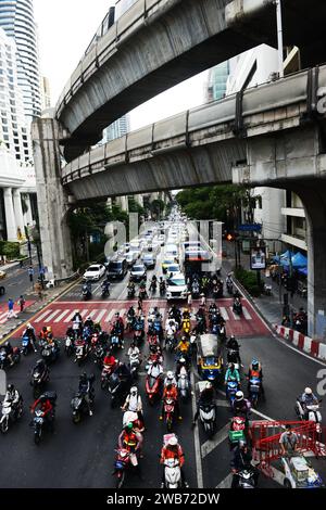 Heavy traffic at the junction of Phloen Chit Rd. and Ratchadamri Rd. in ...
