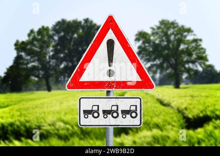 FOTOMONTAGE, Verkehrszeichen mit Ausrufezeichen und Traktoren in einer ...