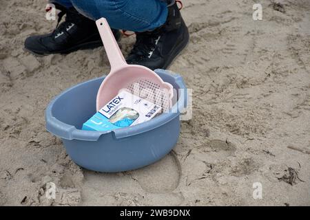 The volunteers to collect the pellets on the beaches of Galicia use ...