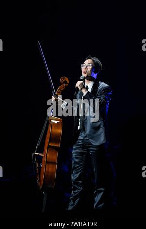 Der amerikanischer Cellist Nathan Chan bei der Night of the Proms Tour ...