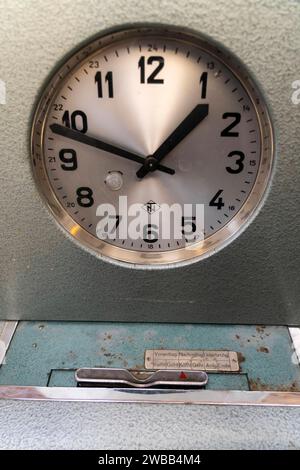 Mechanische Stechuhr, analoge Erfassung der Arbeitszeit, Symbolbild, Stechuhr *** Mechanical ...