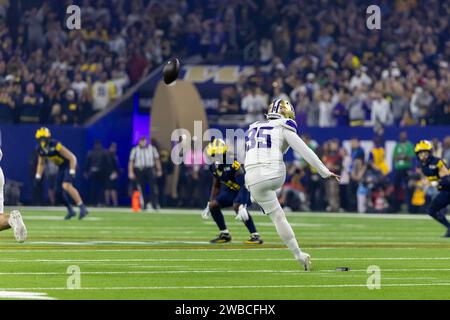 Washington place-kicker Grady Gross kicks a field goal against Michigan ...