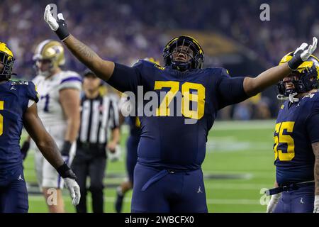 Michigan defensive lineman Kenneth Grant sacks Washington quarterback ...
