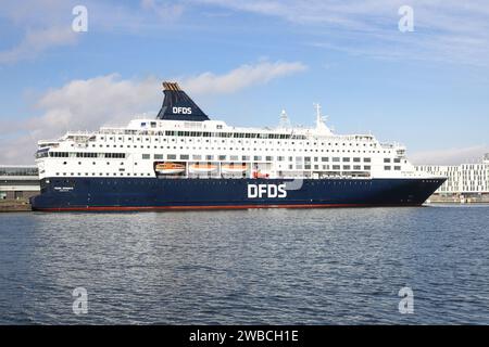 a DFDS ferry arriving from Denmark into the port of harwich Stock Photo ...