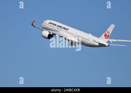Airbus A350-900 (reg. JA09XJ) of JAL flight JL513 to Sapporo New ...