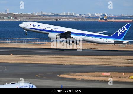 Boeing 777-300 (reg. JA751A) of ANA flight NH65 to Sapporo New Chitose ...