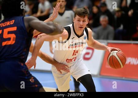 Nymburk, Czech Republic. 10th Jan, 2024. L-R Jitaurious Gordon and ...