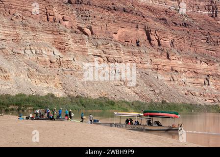 River runners loading jet boat for shuttle to take out, Canyonlands ...